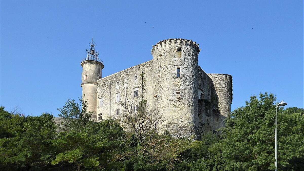 Le Gard vous convie à ce plus beau village de France, un bourg médiéval ...